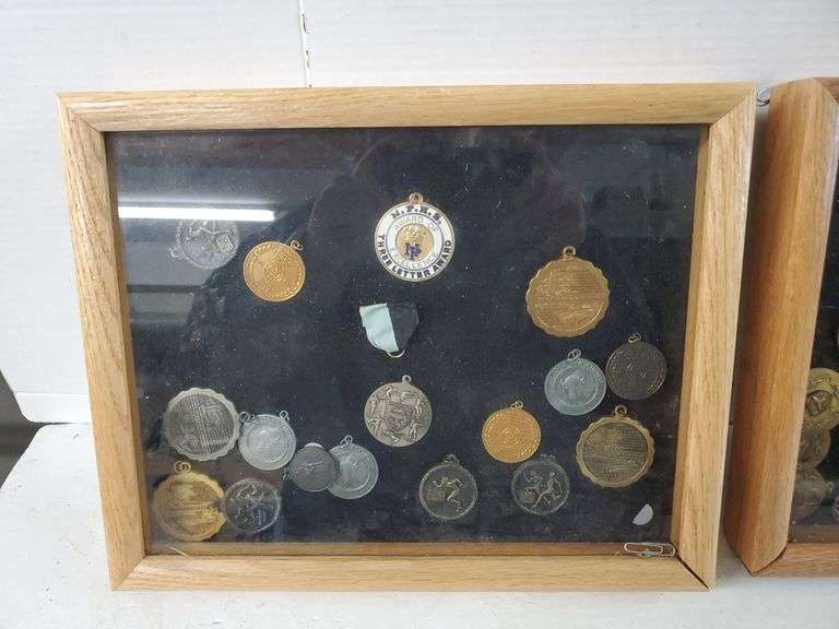 ASSORTED MEDALS & DISPLAY BOXES - Isabell Auction