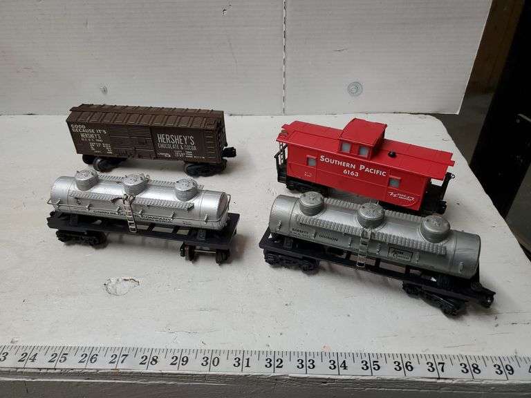 ASSORTED O SCALE TRAIN CARS - Isabell Auction