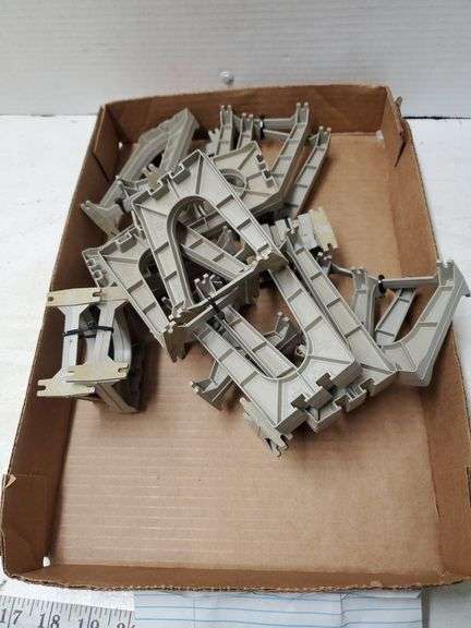 ASSORTED LIONEL BRIDGE FOUNDATION LEGS - Isabell Auction