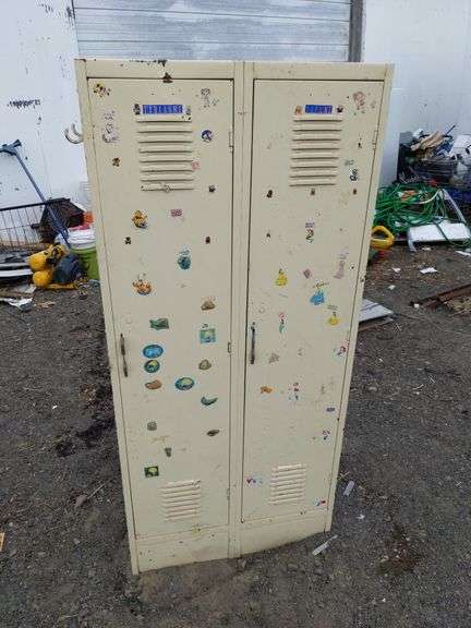 2-DOOR LOCKER SECTION WITH CONTENTS - Isabell Auction