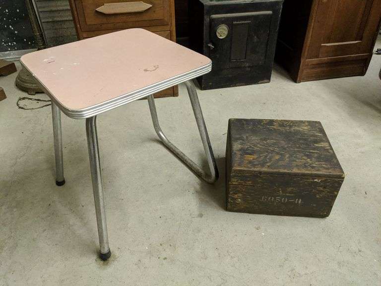 SMALL STAND & SMALL WOODEN BOX - Isabell Auction