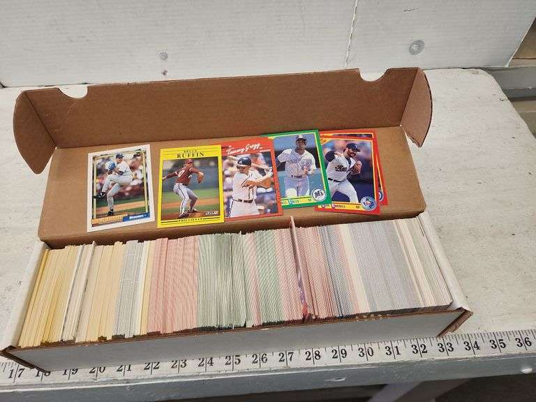 Assorted Baseball Cards - Isabell Auction
