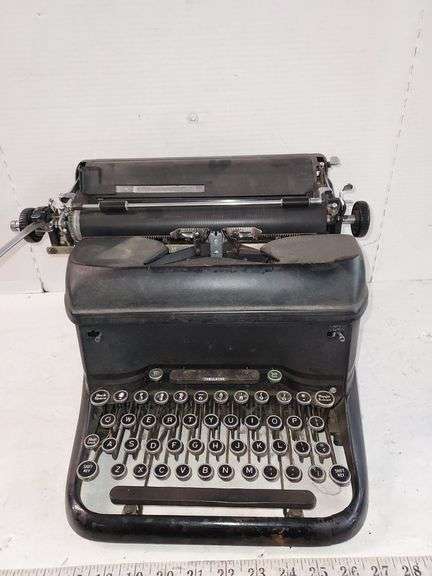 VINTAGE BLACK TYPEWRITER - Isabell Auction