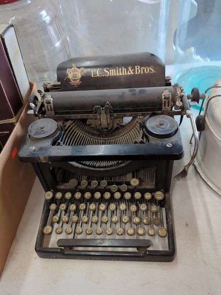 VINTAGE L.C. SMITH & BROS. TYPEWRITER - Isabell Auction