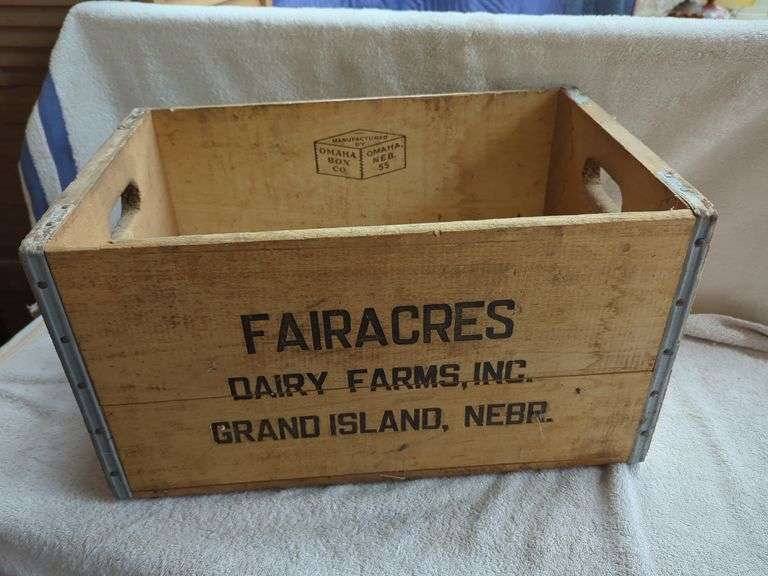 VINTAGE FAIRACRES WOODEN MILK CRATE - Isabell Auction