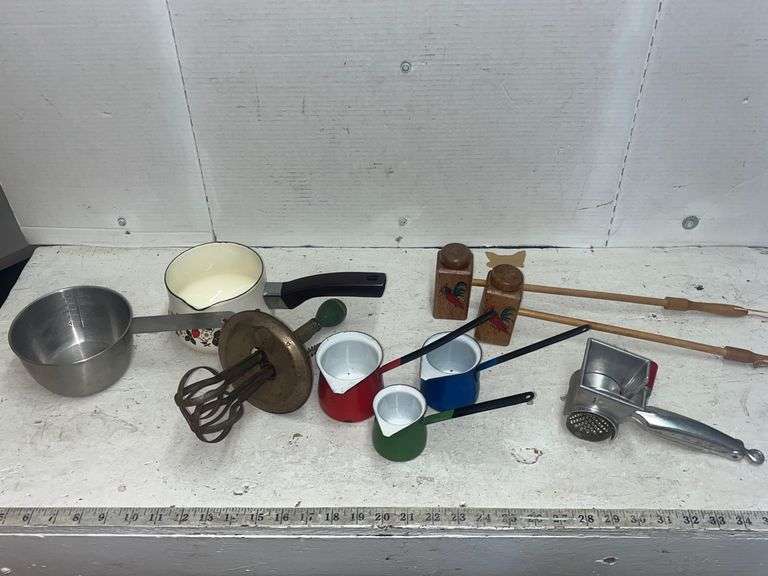 ASSORTED VINTAGE KITCHEN WARE - Isabell Auction