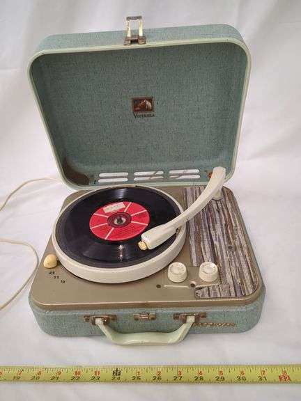 VINTAGE RCA VICTOR PORTABLE 45-RPM RECORD PLAYER (WORKS) - Isabell Auction