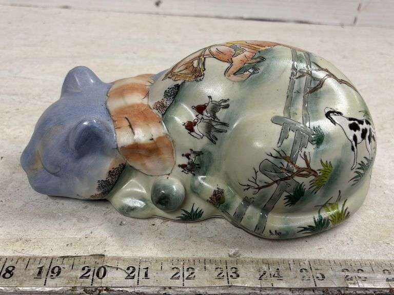 PORCELAIN SLEEPING CAT - Isabell Auction