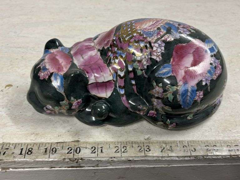 PORCELAIN SLEEPING CAT - Isabell Auction