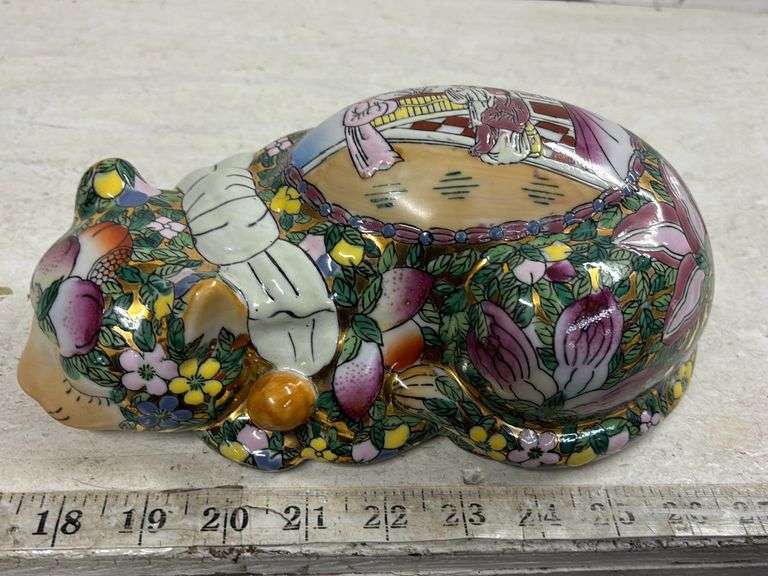 PORCELAIN SLEEPING CAT - Isabell Auction