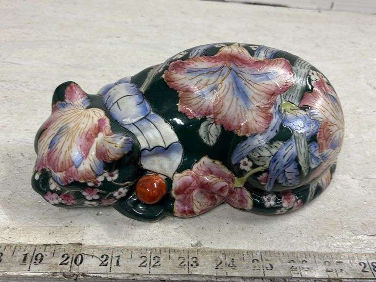 PORCELAIN SLEEPING CAT - Isabell Auction