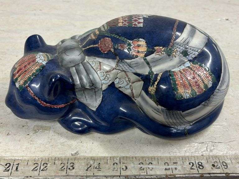 PORCELAIN SLEEPING CAT - Isabell Auction