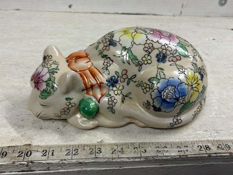 PORCELAIN SLEEPING CAT - Isabell Auction