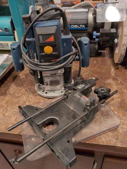 BOSCH 1613EVS PLUNGE ROUTER WITH DELUXE ROUTER GUIDE - Isabell Auction