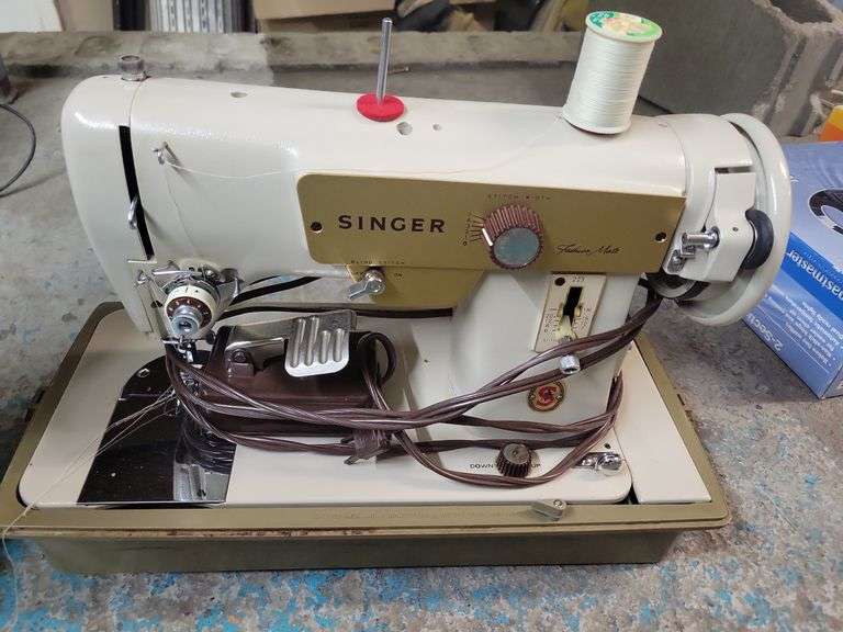 VINTAGE SINGER SEWING MACHINE MODEL 223, IN TRAVEL CASE - Isabell Auction