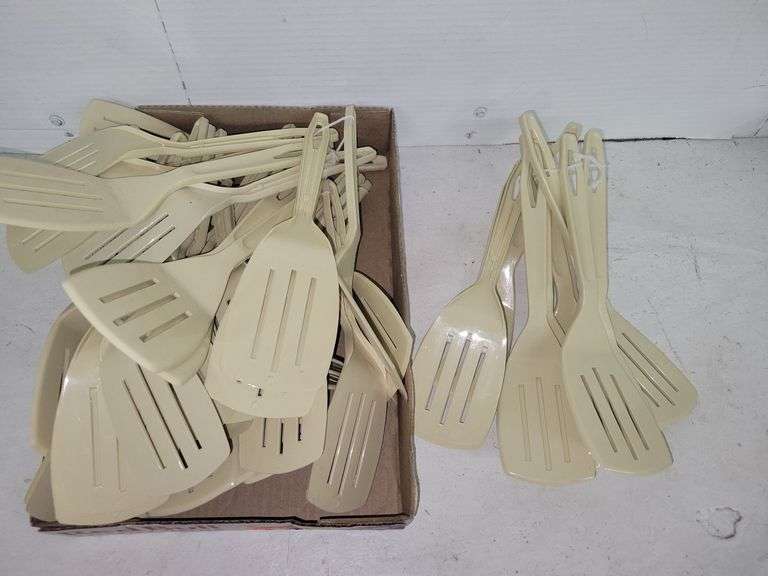 BOX OF PLASTIC SPATULAS - Isabell Auction