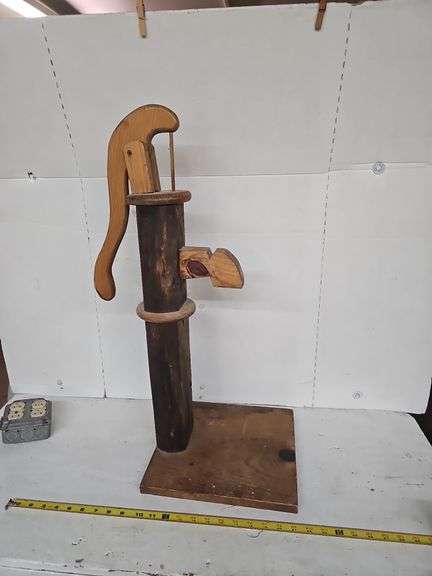 WOOD WELL PUMP DECOR - Isabell Auction
