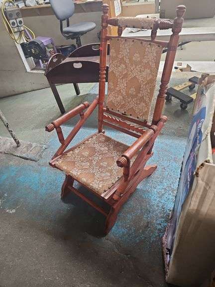 VINTAGE UPHOLSTERED ROCKING CHAIR - Isabell Auction
