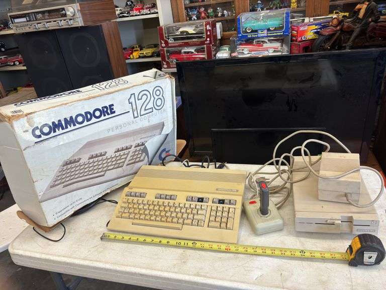 COMMODORE 128 PERSONAL COMPUTER - Isabell Auction