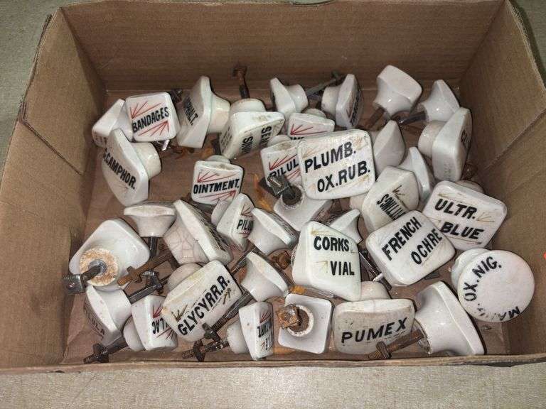 VINTAGE PORCELAIN PHARMACY CABINET KNOBS - Isabell Auction