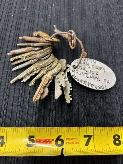 ASSORTED VINTAGE KEYS WITH METAL TAG - Isabell Auction