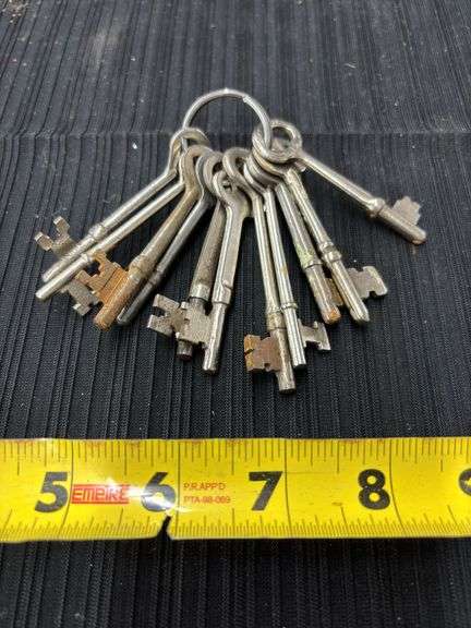 ASSORTED VINTAGE KEYS - Isabell Auction
