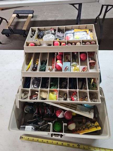 TACKLEBOX & ASSORTED TACKLE - Isabell Auction