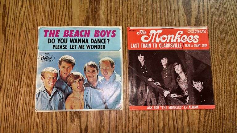 (D) 2-CT. 45’S THE MONKEES& THE BEACH BOYS - Isabell Auction