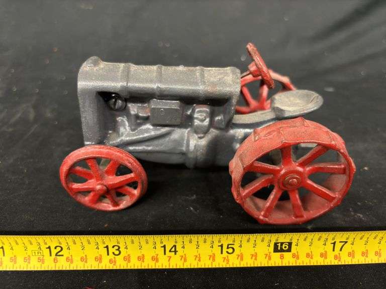 CAST IRON TRACTOR - Isabell Auction