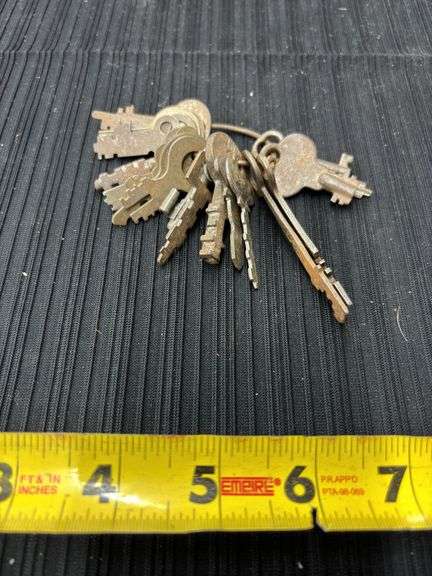 ASSORTED VINTAGE KEYS - Isabell Auction