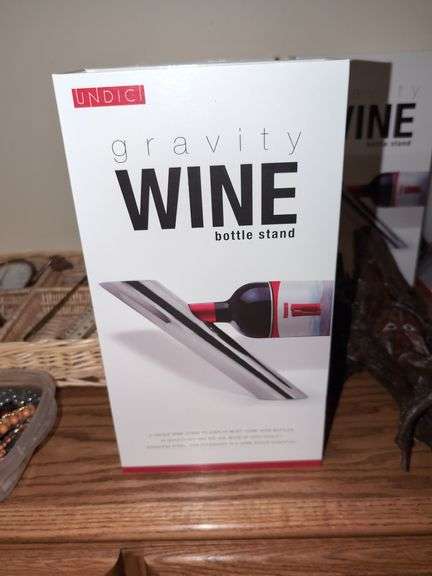 (L) GRAVITY WINE BOTTLE STAND - Isabell Auction