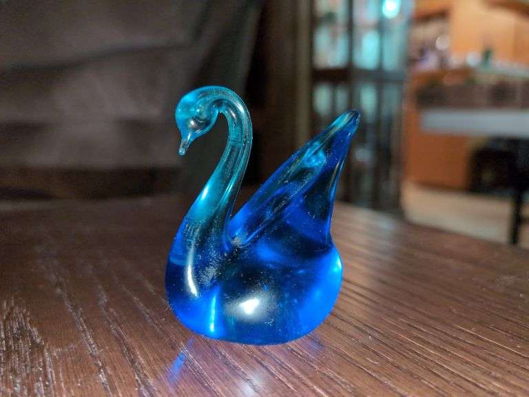 (L) 3" TALL BLUE GLASS SWAN FIGURE - Isabell Auction