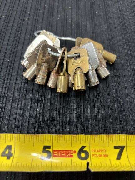 ASSORTED VINTAGE KEYS - Isabell Auction