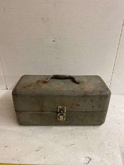 METAL TACKLE BOX W/ ASSORTED TACKLE - Isabell Auction