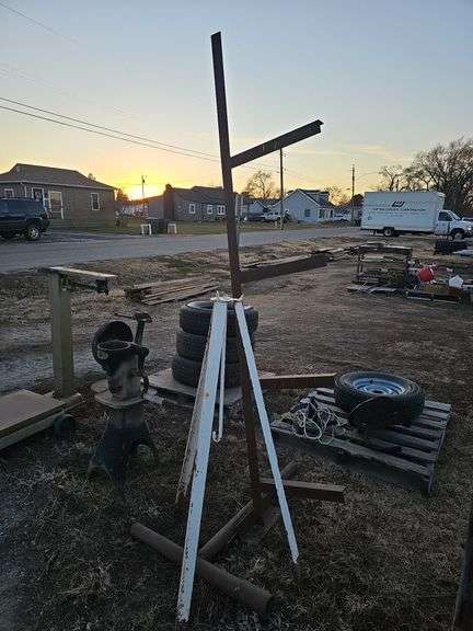 (OUT) ASSORTED METAL STANDS - Isabell Auction