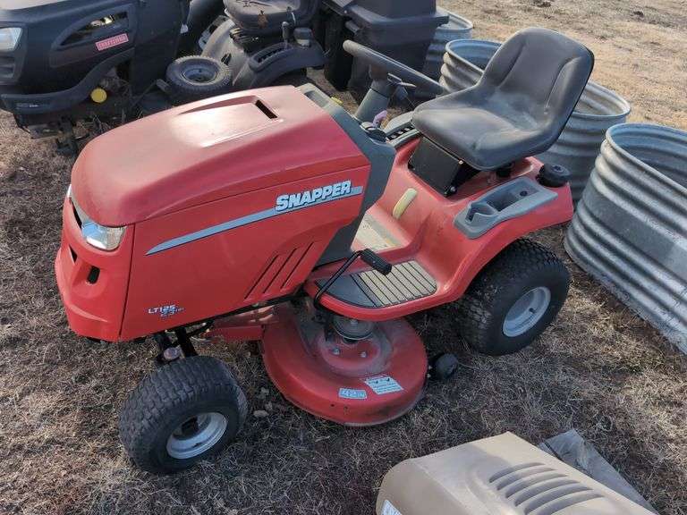 (OUT) SNAPPER LT135 RIDING LAWN TRACTOR WITH 42" MOWER DECK (TURNS OVER ...
