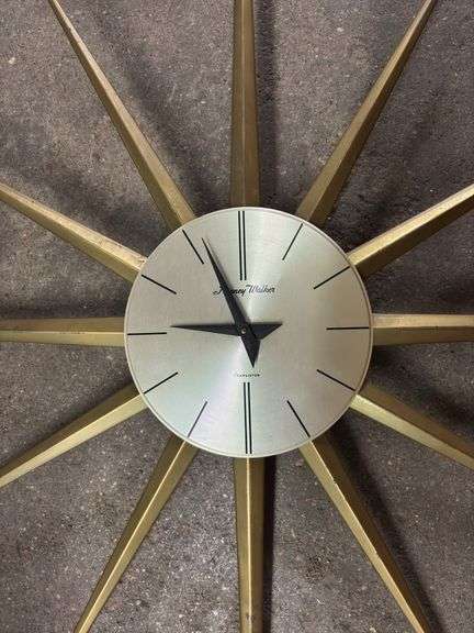 VINTAGE PHINNY WALKER METAL CLOCK - Isabell Auction