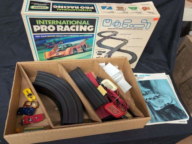 VINTAGE INTERNATIONAL PRO RACING SLOT CAR SET - Isabell Auction