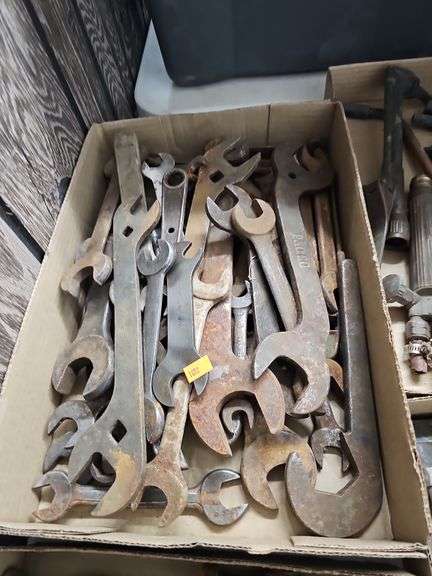 ASSORTED VINTAGE WRENCHES - Isabell Auction