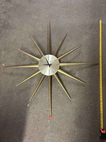 VINTAGE PHINNY WALKER METAL CLOCK - Isabell Auction