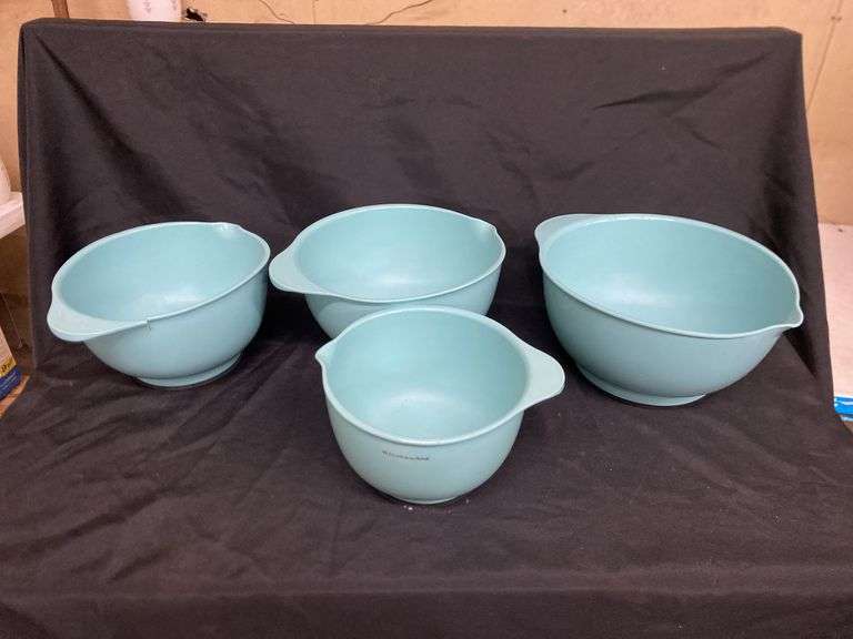 KITCHEN AID TEAL MIXING BOWLS (ONE BOWL IS CRACKED) - Isabell Auction