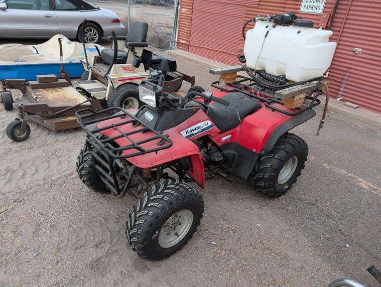 (OUT) KAWASAKI 300 4-WHEELER WITH MOUNTED SPRAYER - Isabell Auction