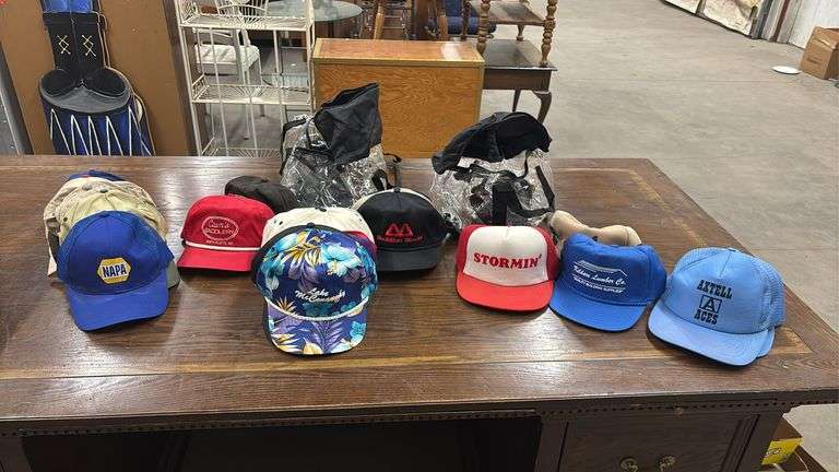 ASSORTED CAPS WITH 2- HAT HOLDERS - Isabell Auction