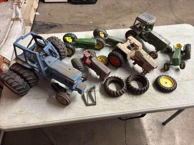 ASSORTED METAL TRACTORS FOR PARTS - Isabell Auction