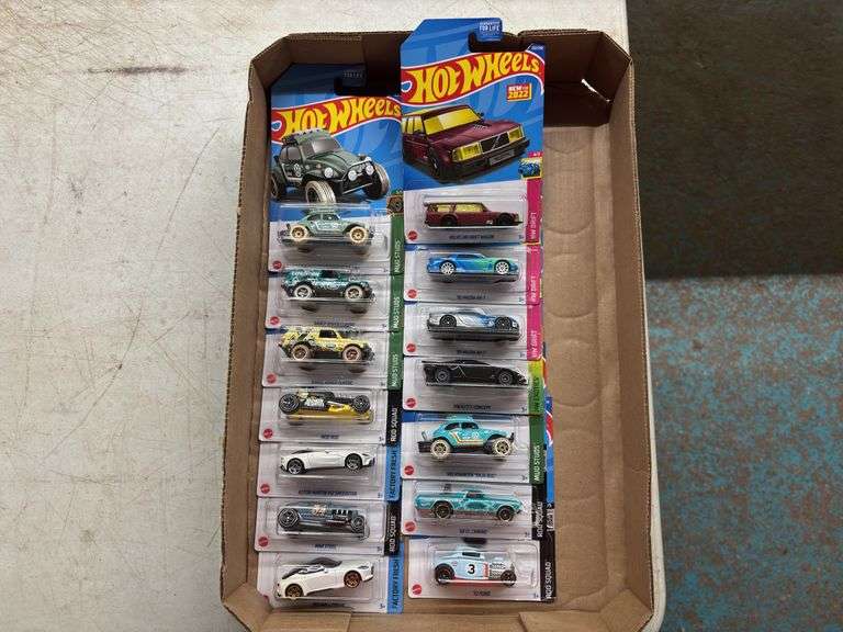 14 ASSORTED HOT WHEEL CARS - Isabell Auction