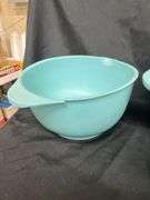 KITCHEN AID TEAL MIXING BOWLS (ONE BOWL IS CRACKED) - Isabell Auction