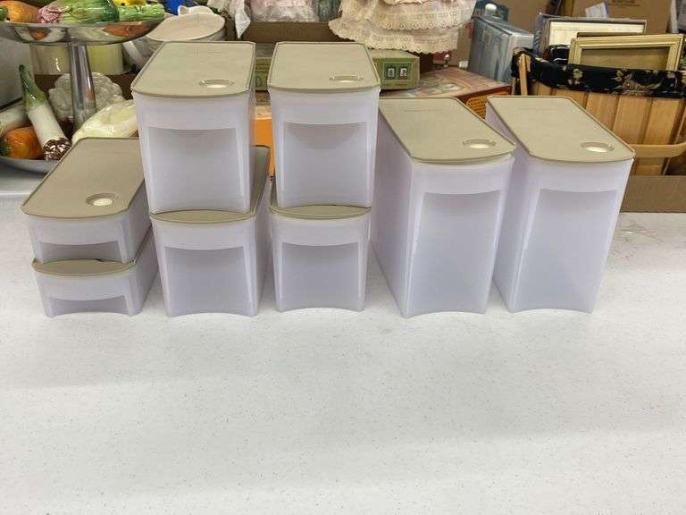 STACKING TUPPERWARE SET - Isabell Auction
