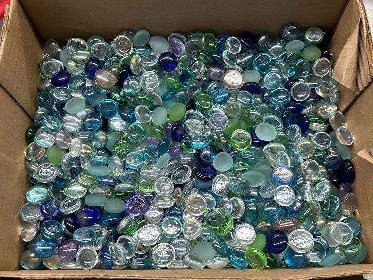 ASSORTED FLAT GLASS PEBBLES - Isabell Auction