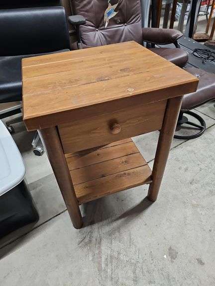 28" TALL WOOD TABLE - Isabell Auction