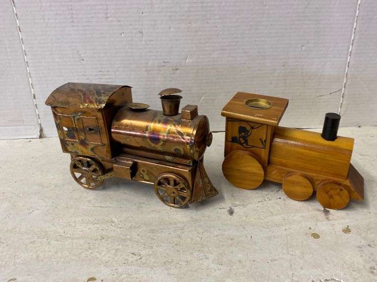 WOODEN TRAIN BANK AND TIN TRAIN - Isabell Auction